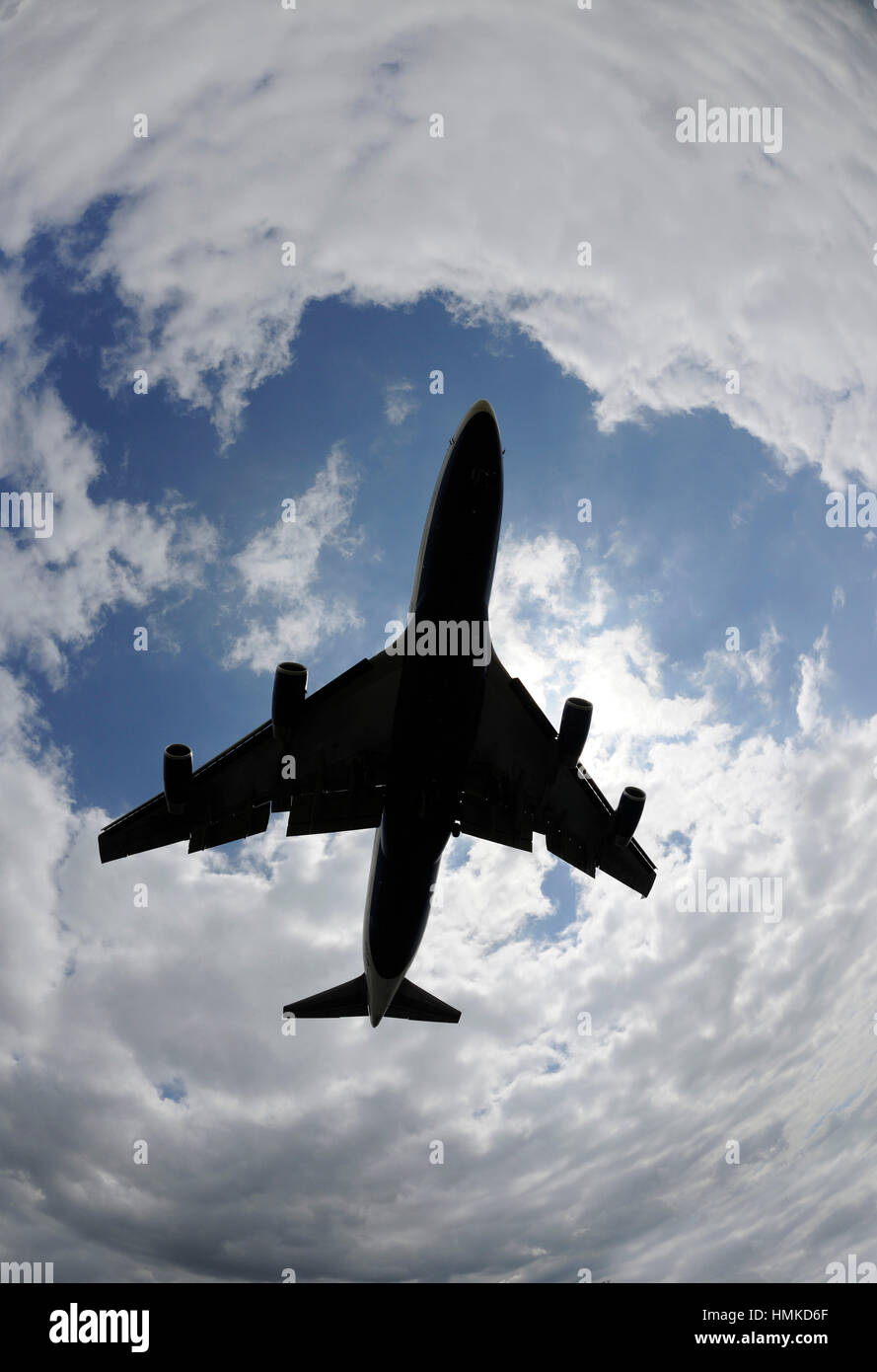 British Airways Boeing 747-400 flying on final-approach to Heathrow ...