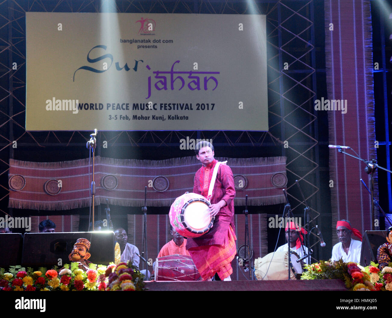 Kolkata, India. 3rd Feb, 2017. Performer play Dhak or traditional drum ...