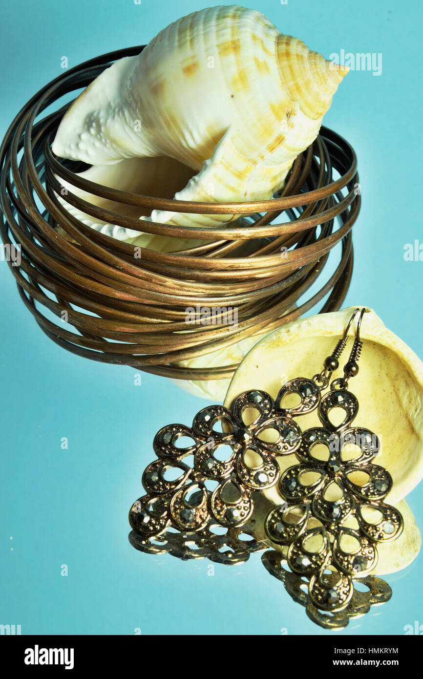 Wedding rings with shells hi-res stock photography and images - Alamy