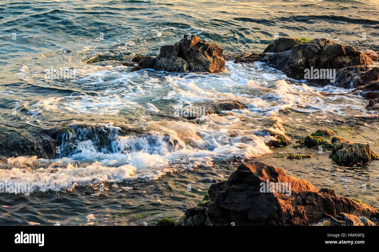 Wave rolls on the rocks hi-res stock photography and images - Alamy
