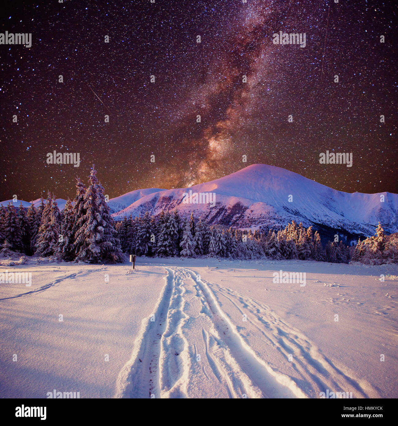 Beautiful scenery meteor shower hi-res stock photography and images - Alamy