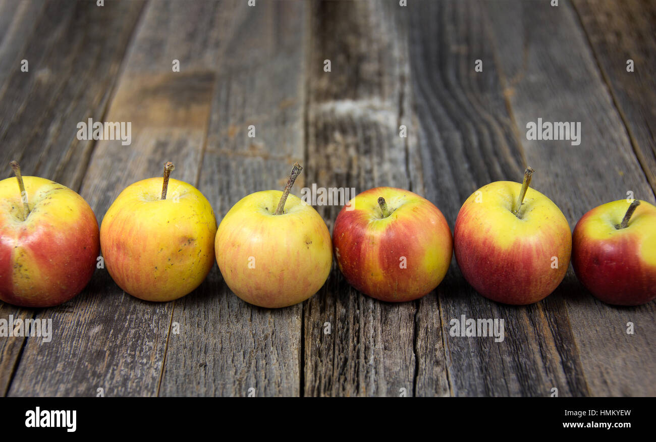 row of organic apples on rustic wood Stock Photo - Alamy