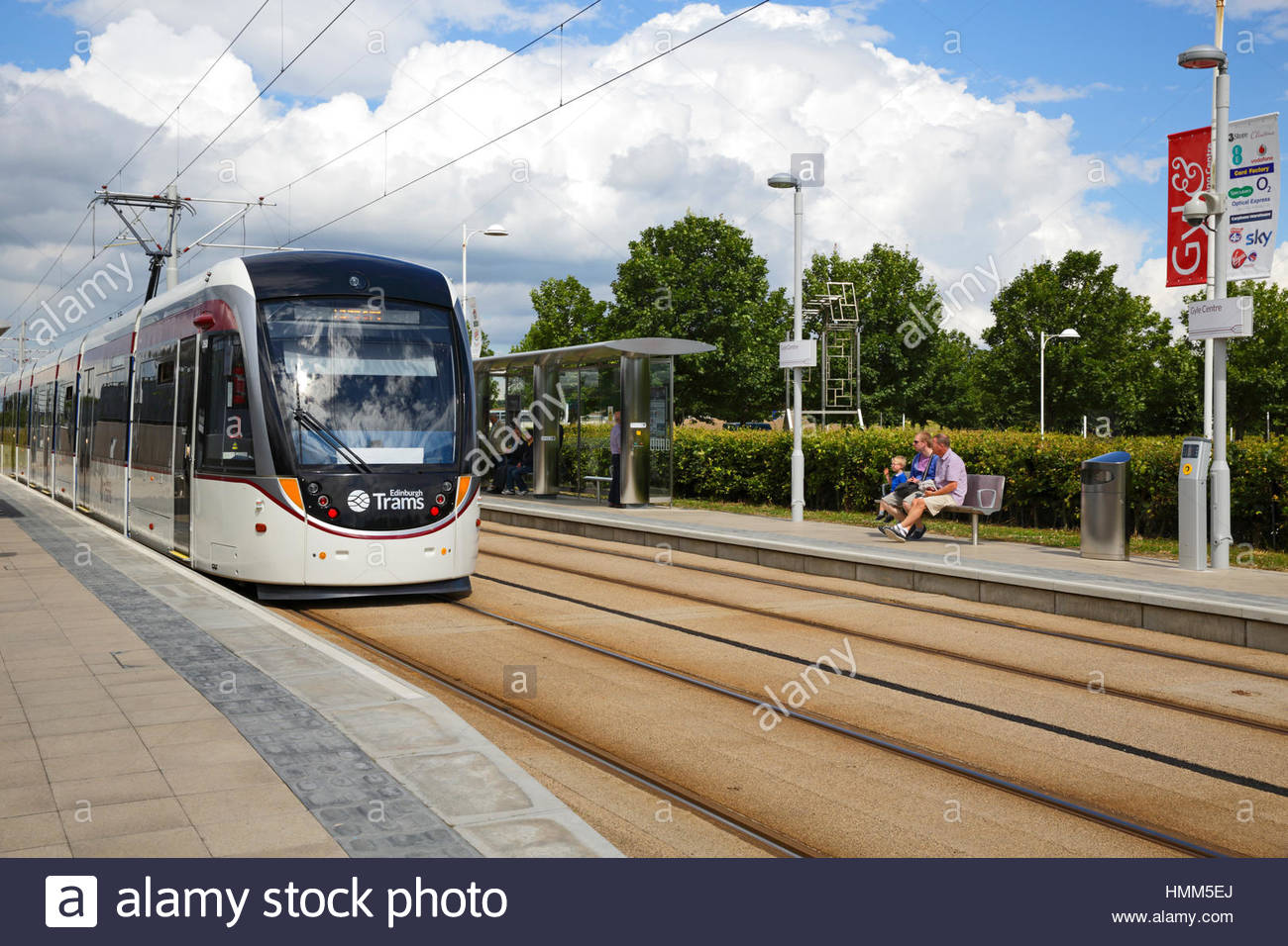 Tram platform edinburgh tram passengers hi-res stock photography and ...