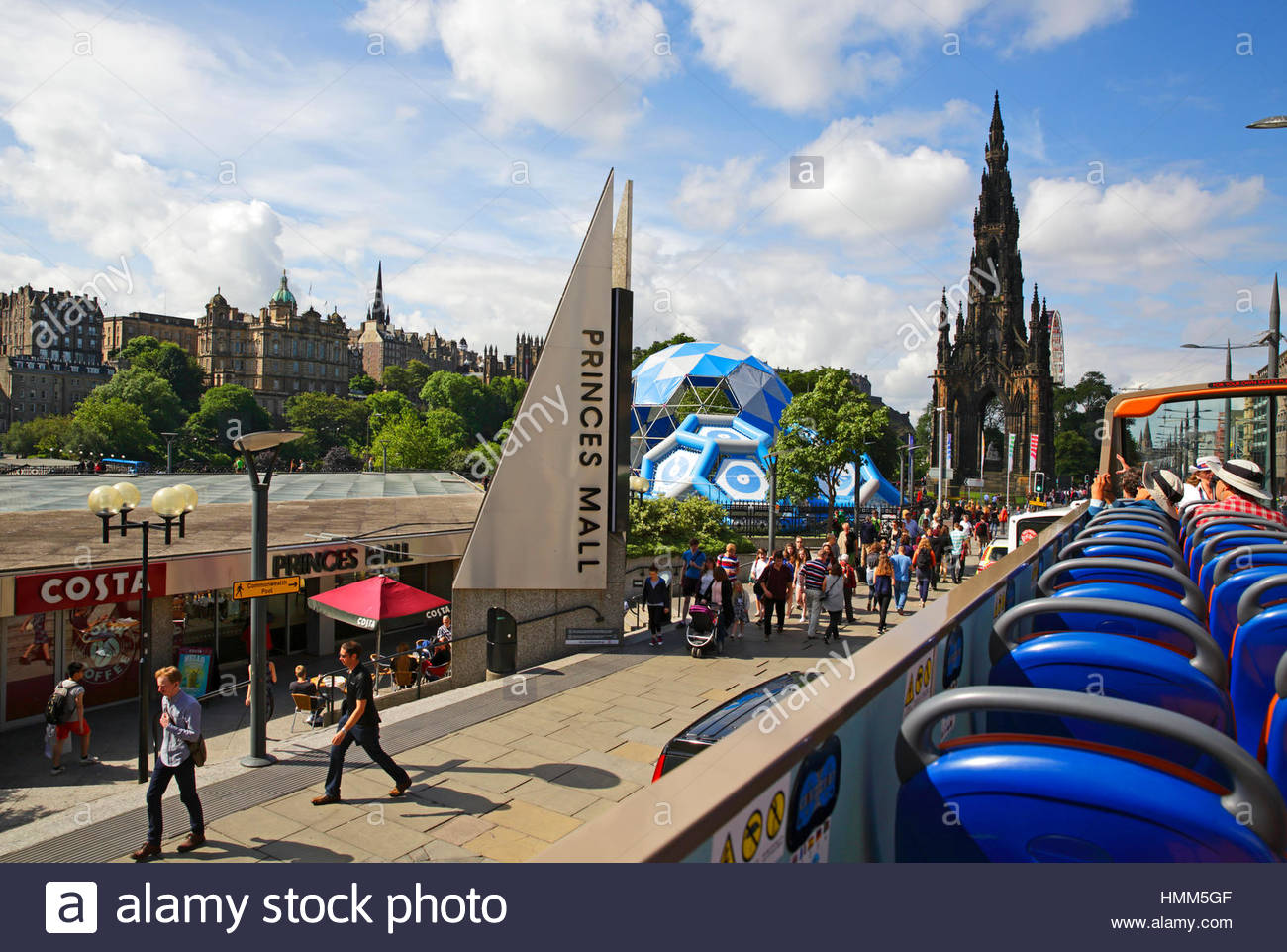 Tour bus edinburgh castle hi-res stock photography and images - Alamy