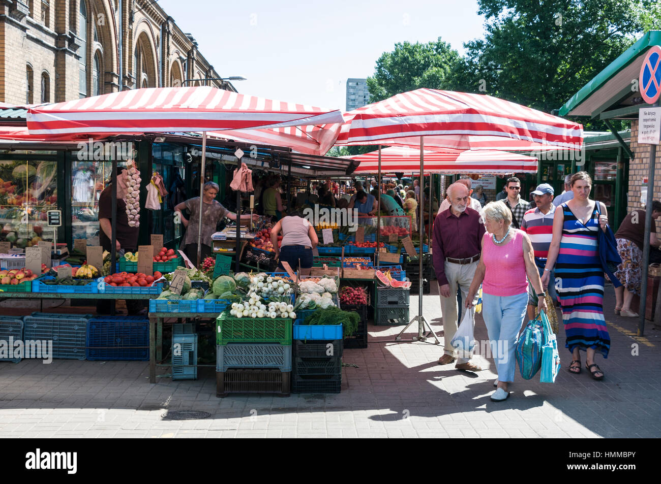 A busy market scene hi-res stock photography and images - Alamy