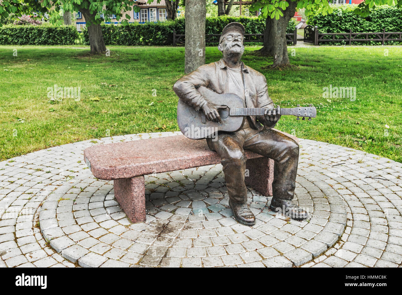 Statue of the Lithuanian actor Vytautas Kernagis (1951-2008) in Nida ...