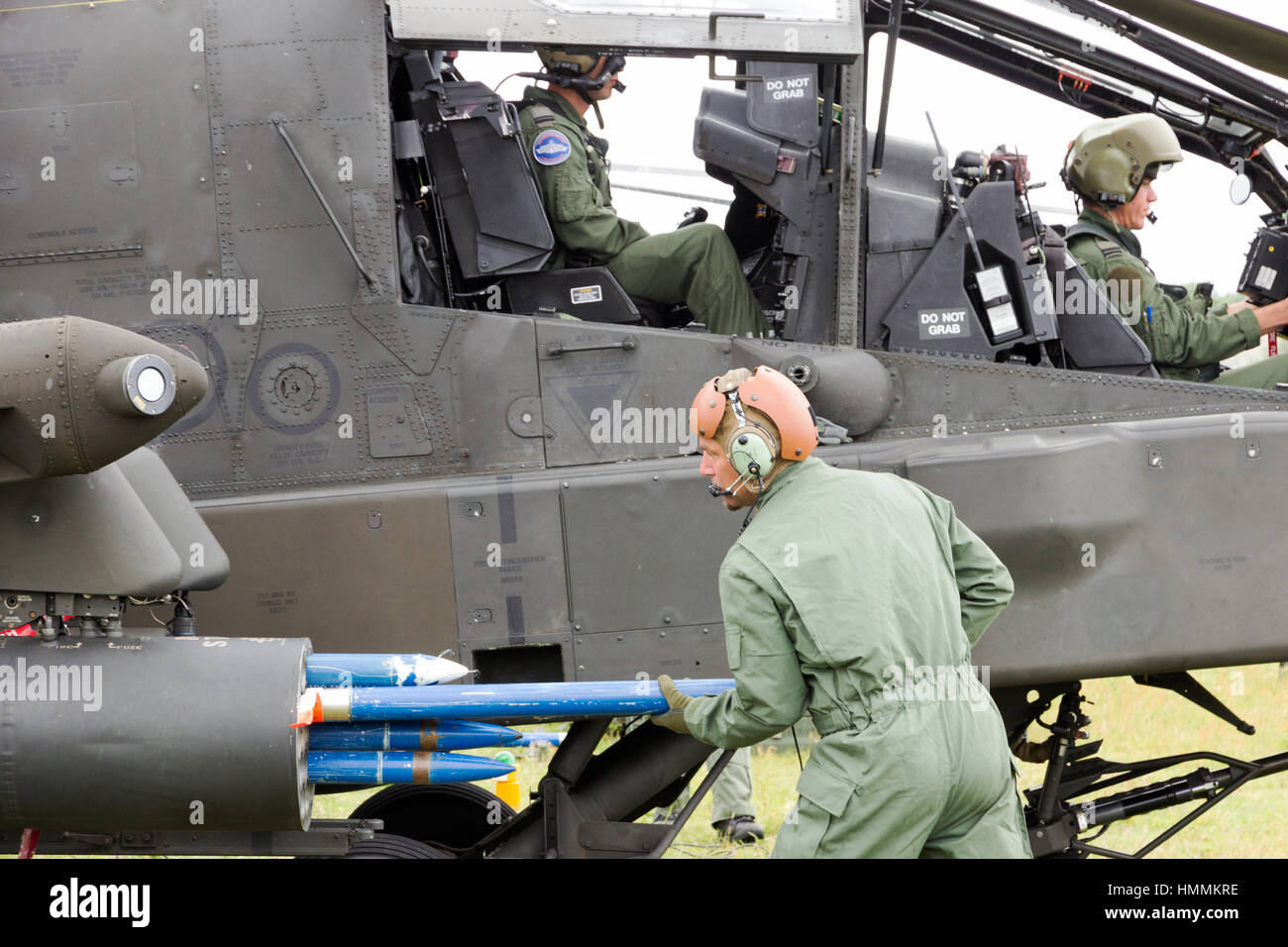 Ah 64 apache gun hi-res stock photography and images - Alamy