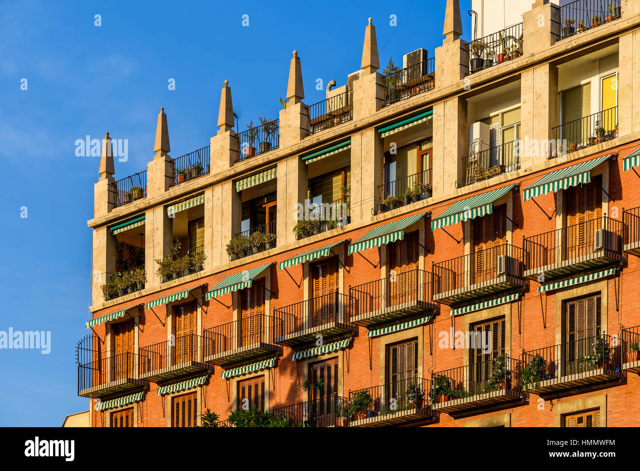 Exterior house block hi-res stock photography and images - Alamy