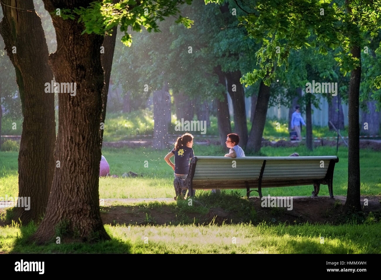 Women sit on park hi-res stock photography and images - Alamy