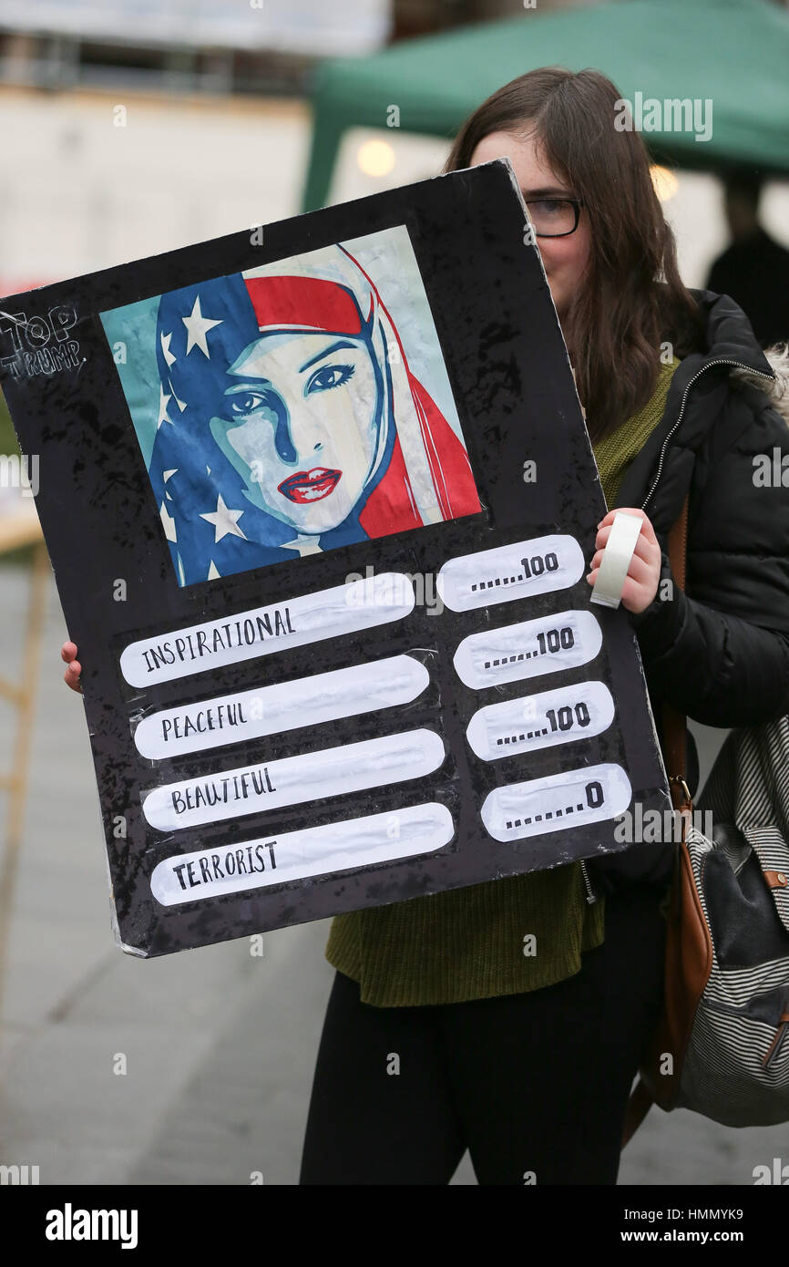 US Embassy, London, UK. 4th Feb, 2017. People demonstrate outside US ...