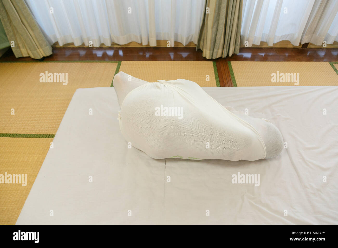 Tokyo, Japan. 4th February, 2017. A woman is wrapped in cloth during an ...