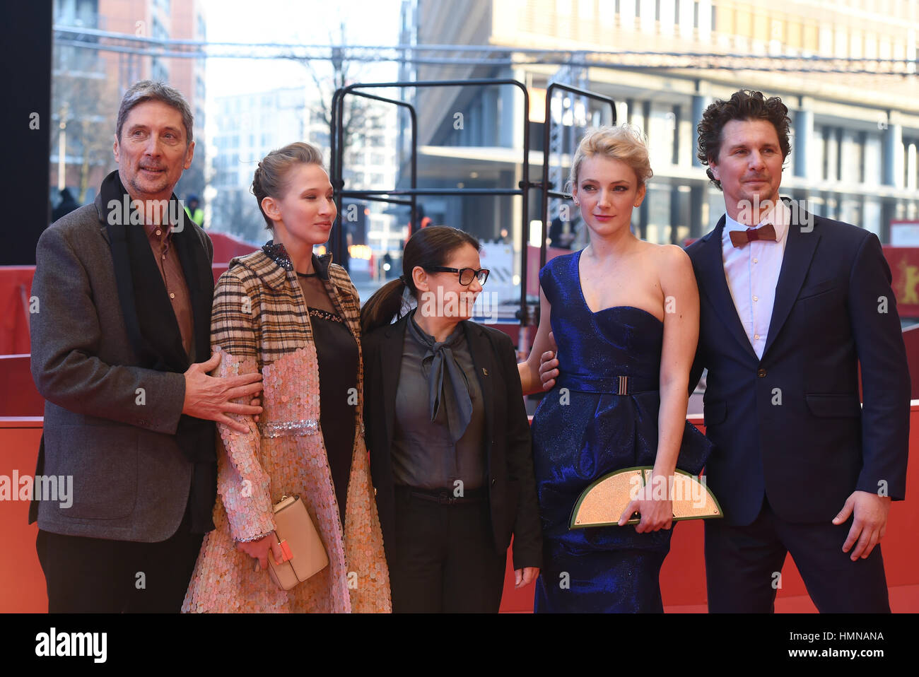 Berlin, Germany. 10th Feb, 2017. Actors Geza Morcsanyi (l-r) and Reka ...
