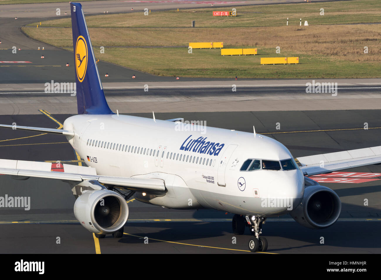Lufthansa airbus a320 gate hi-res stock photography and images - Alamy