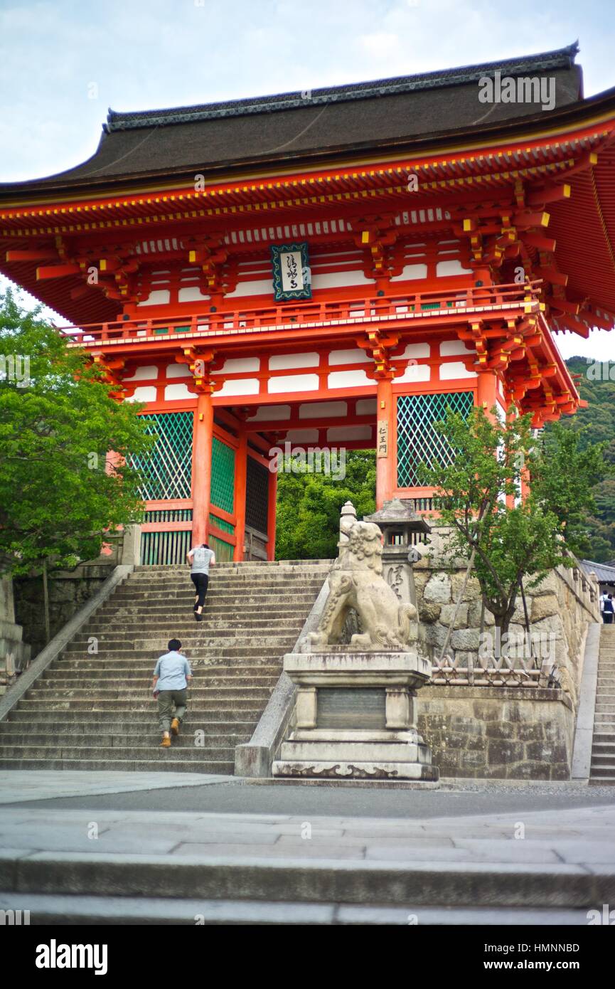 Japanese pilgrims in traditional kimono entering Kiyomizu-dera temple ...