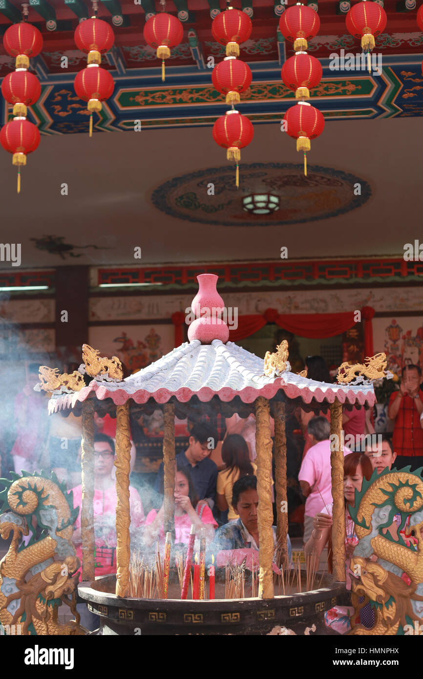 Prayer worship chinese malaysia temple hi-res stock photography and ...
