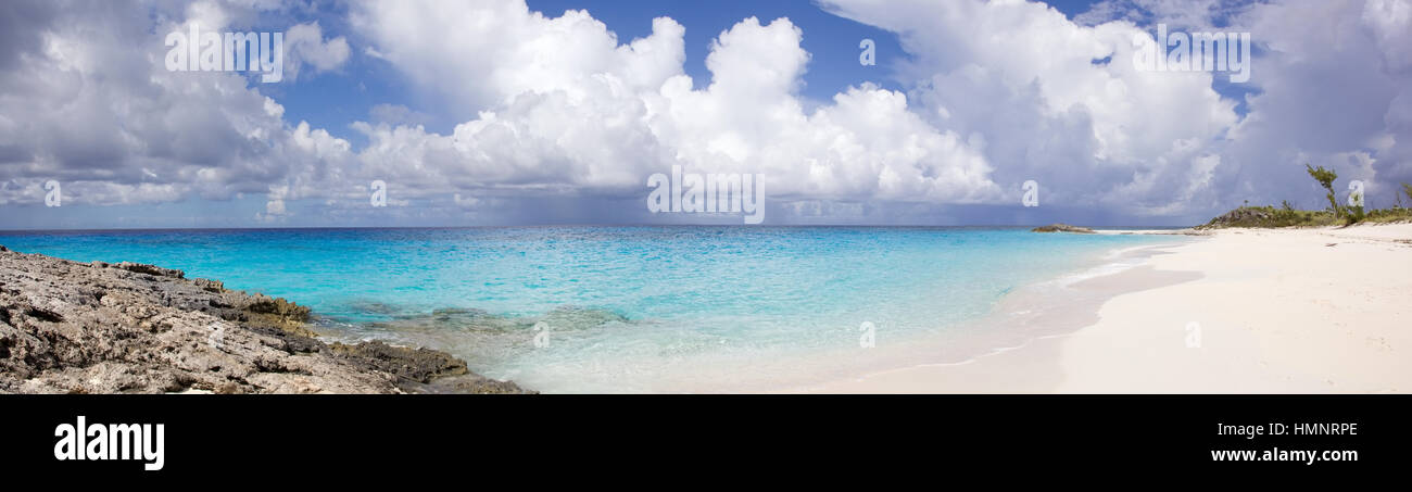 The panoramic view of Half Moon Cay uninhabited island beach (Bahamas ...