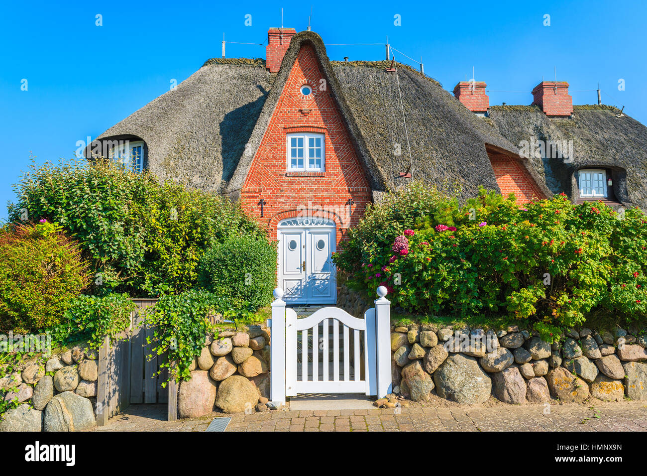 Typical Frisian house with straw roof in Kampen village on Sylt island ...