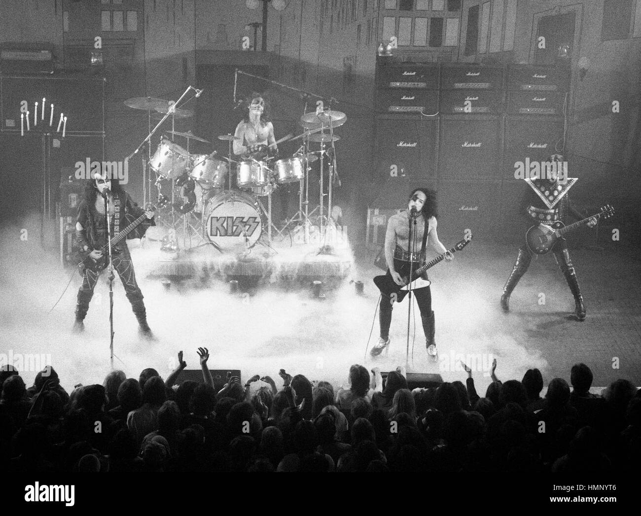 Kiss 1975 hi-res stock photography and images - Alamy