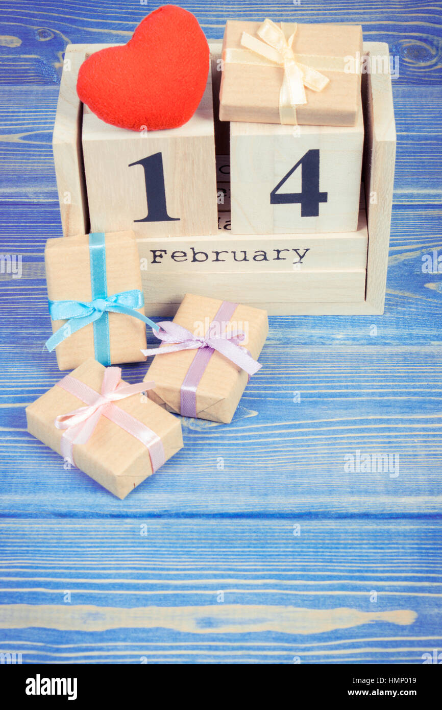 Wrapped cube hi-res stock photography and images - Alamy