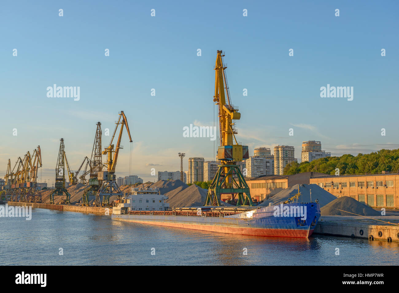 Dry Bulk Cargo Barge High Resolution Stock Photography and Images - Alamy