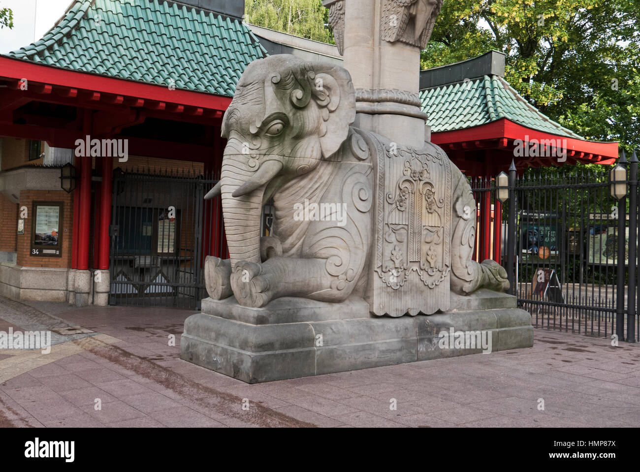 Zoo animals elephants statues hi-res stock photography and images - Alamy