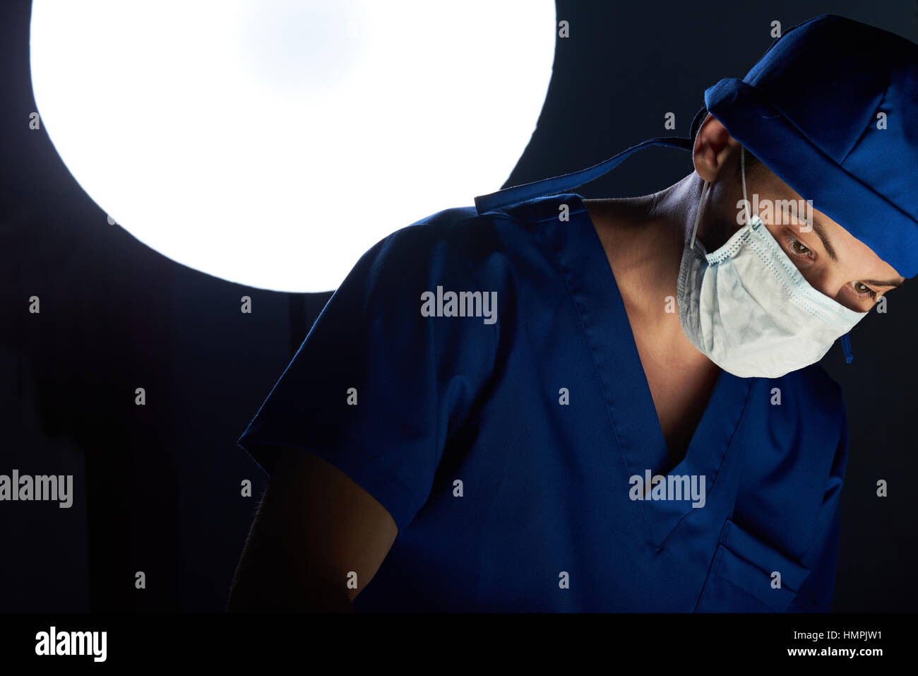 Doctor surgeon operating room hi-res stock photography and images - Alamy