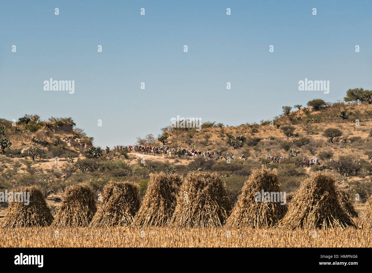 Horseback mountain desert and cowboys hi-res stock photography and ...