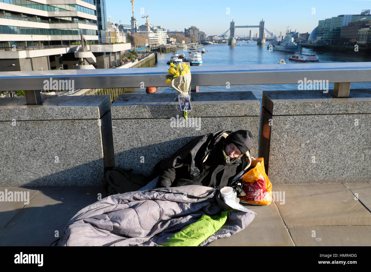 Homeless old man on streets hi-res stock photography and images - Alamy