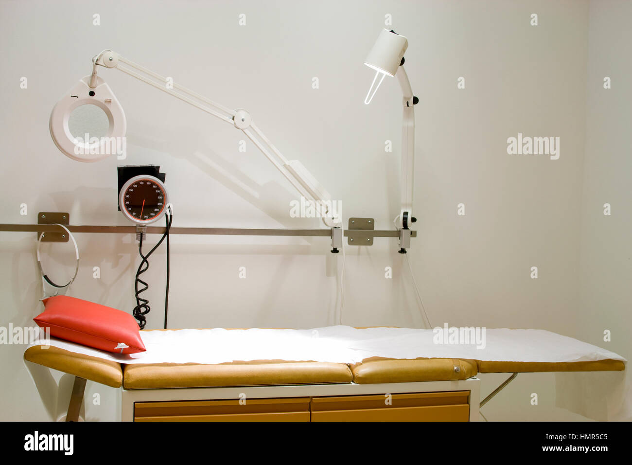 Medical examination table at doctor's office Stock Photo - Alamy