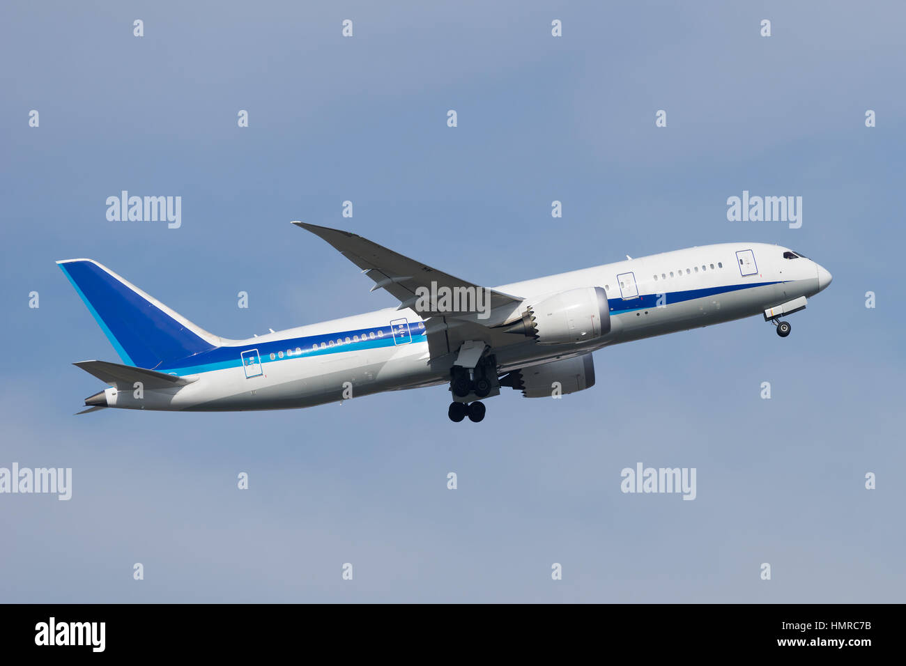 Boeing 787 taking off hi-res stock photography and images - Alamy