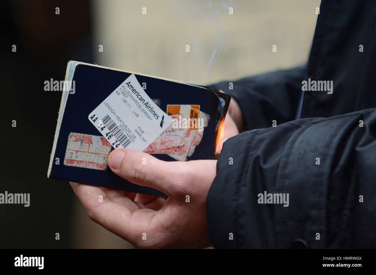 Protester Jeremy Hill Edwards burnt his US passport outside the US ...