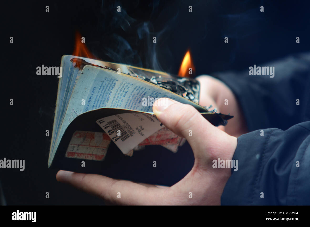 Protester Jeremy Hill Edwards burnt his US passport outside the US ...