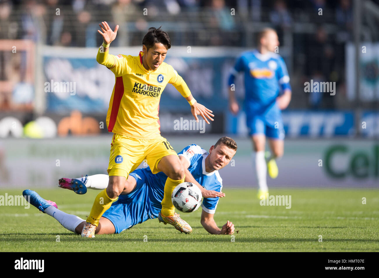 Bochum, Germany. 5th Feb, 2017. Bochum's Tom Weilandt (R) and Karlsruhe ...