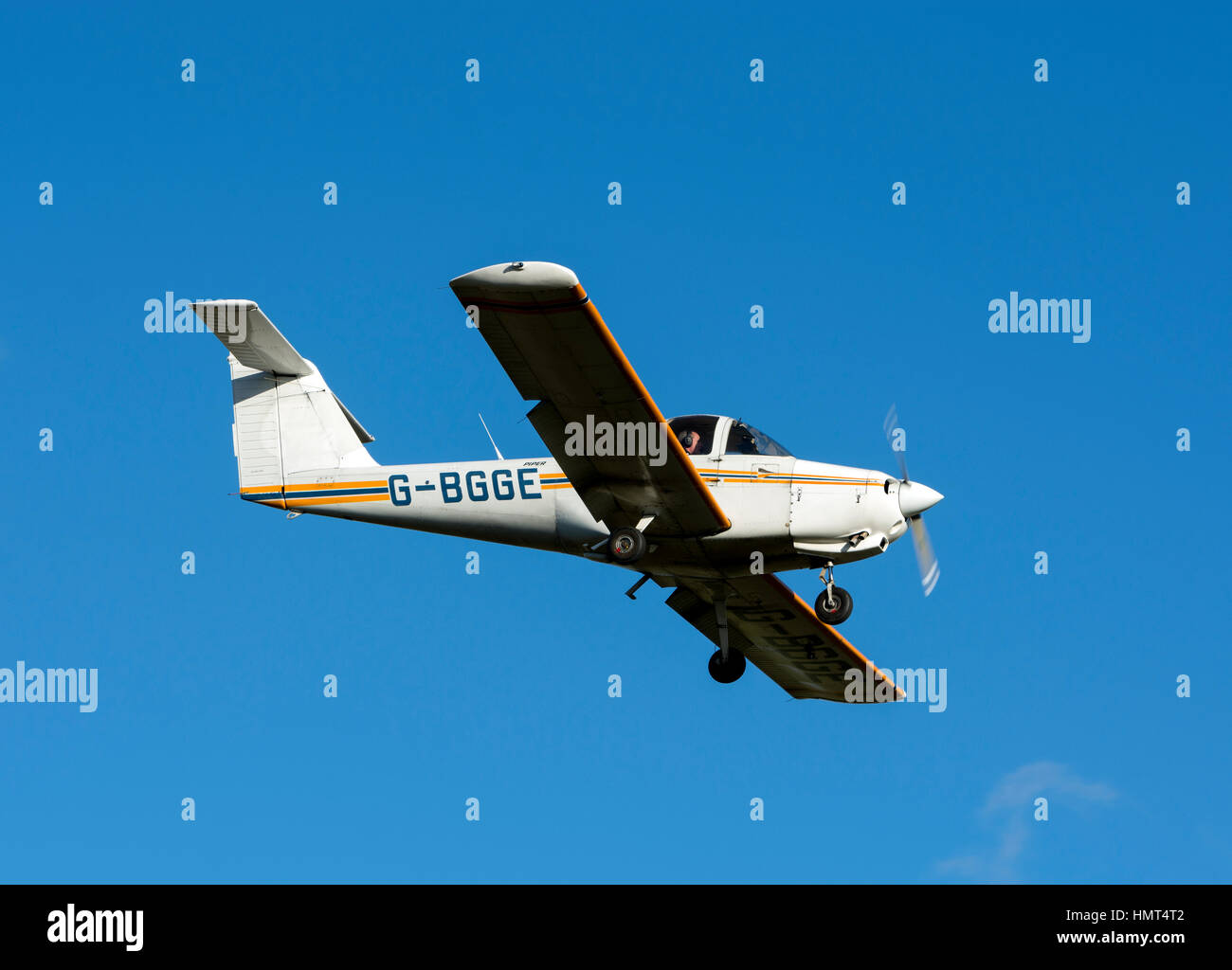 Piper PA38-112 Tomahawk approaching Wellesbourne Airfield, Warwickshire ...