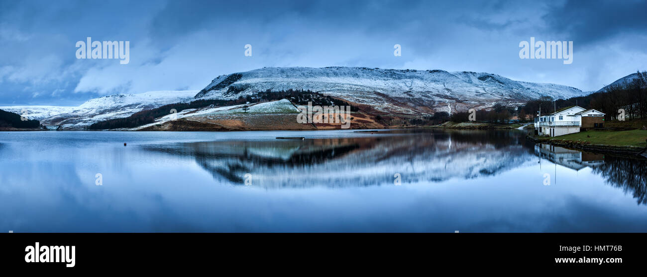 Snow on a hill at dovestone reservoir near Peak district, England Stock ...