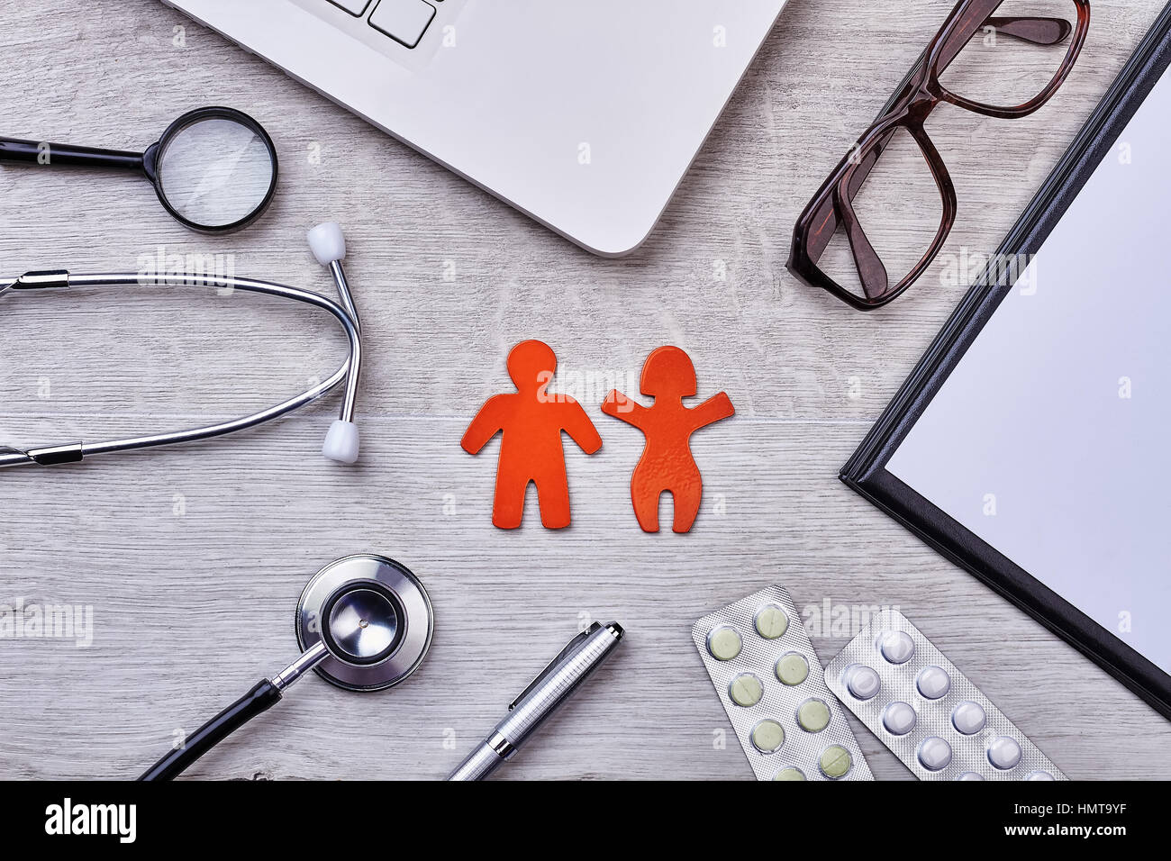 Stickmen, glasses, loupe and stethoscope Stock Photo - Alamy Stickmen, glasses, loupe and stethoscope Stock Photo - Alamy