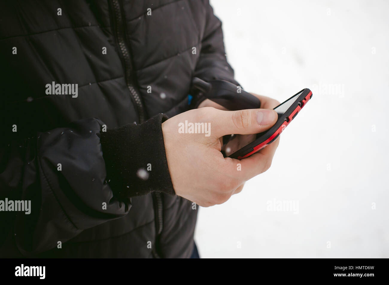 Man hand with the phone in his hand close-up Stock Photo - Alamy