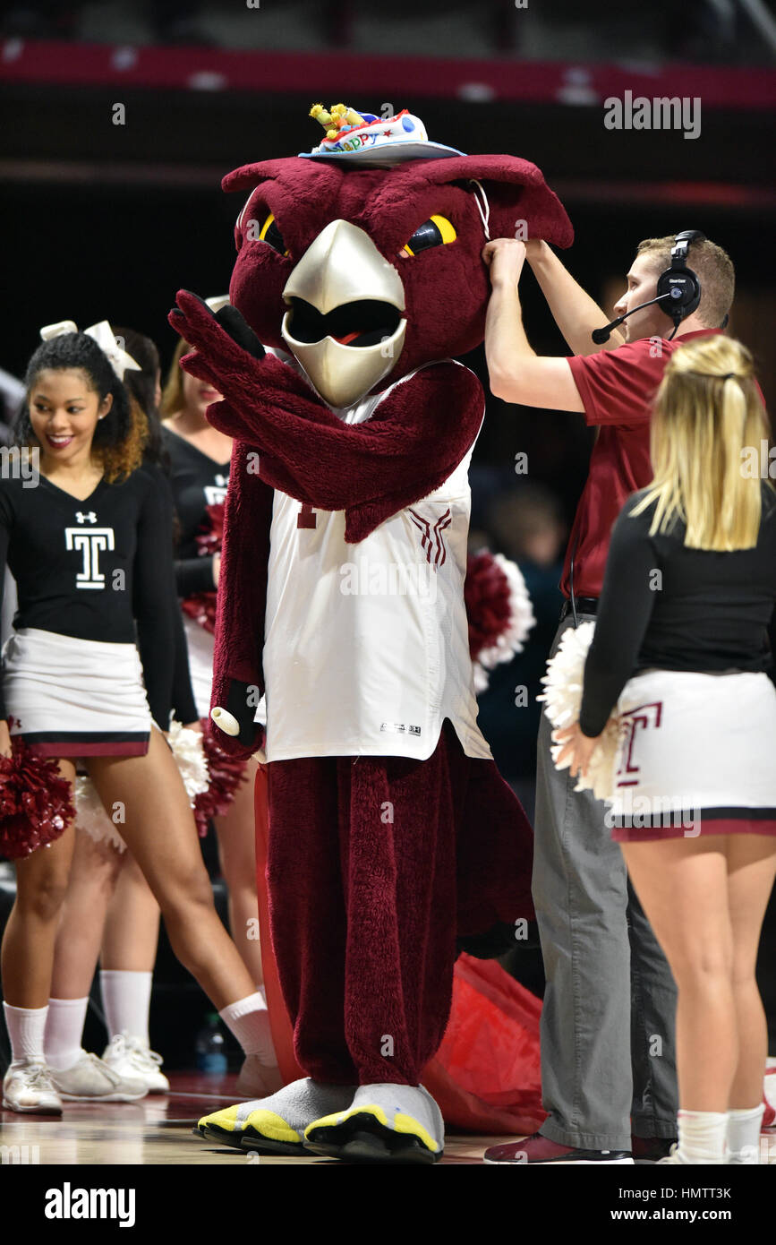 Philadelphia, USA. 5th Feb, 2017. Temple Owls mascot Hooter gets a last ...