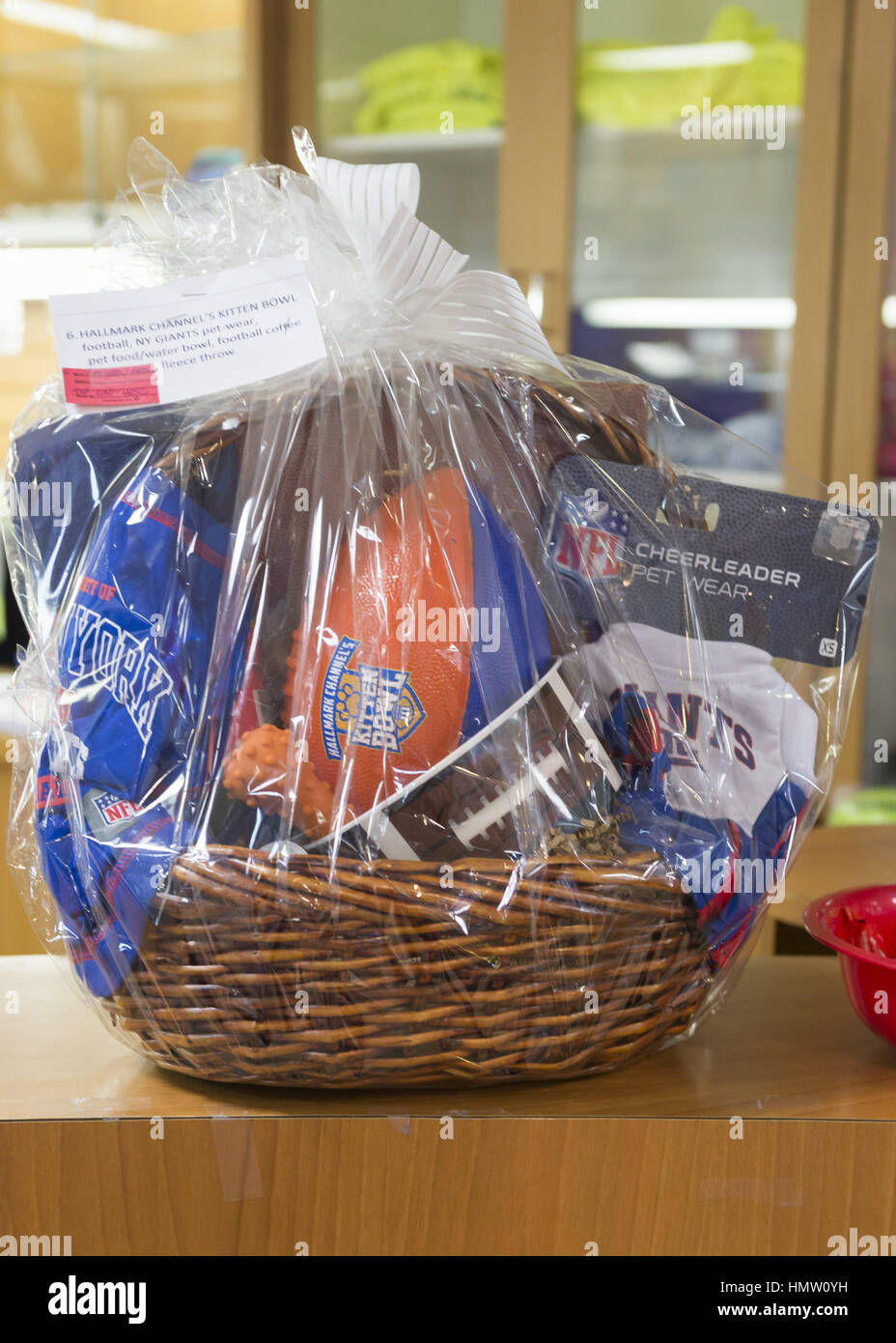 Kittens with gifts hi-res stock photography and images - Alamy