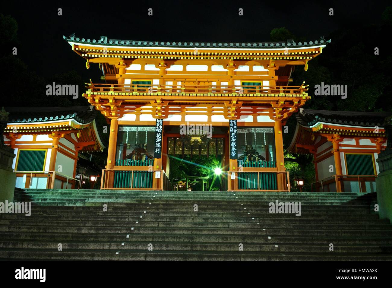 Main gate yasaka shrine hi-res stock photography and images - Alamy