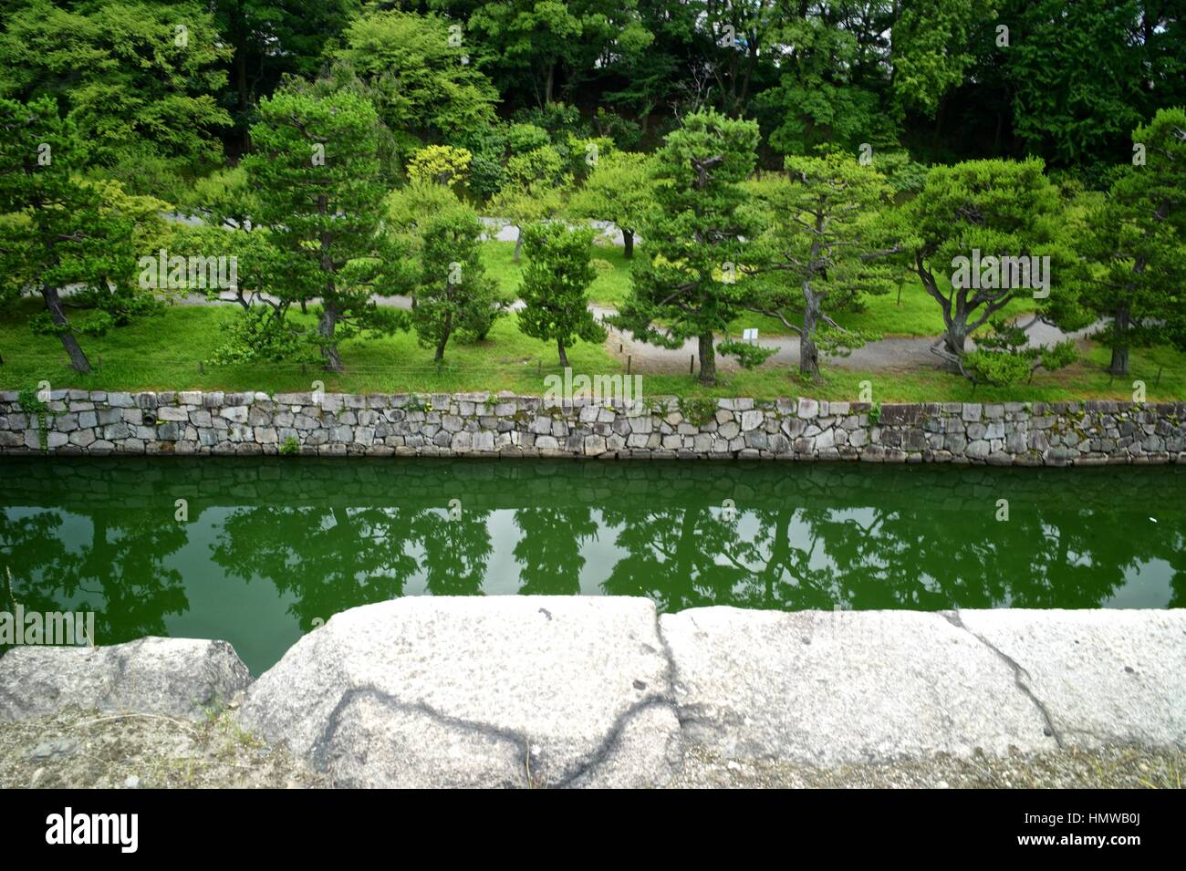 Inner walls and moat of the Nijo Castle in the Ninomaru Palace Stock ...