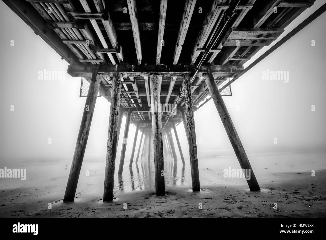 Beach fog pier hi-res stock photography and images - Alamy