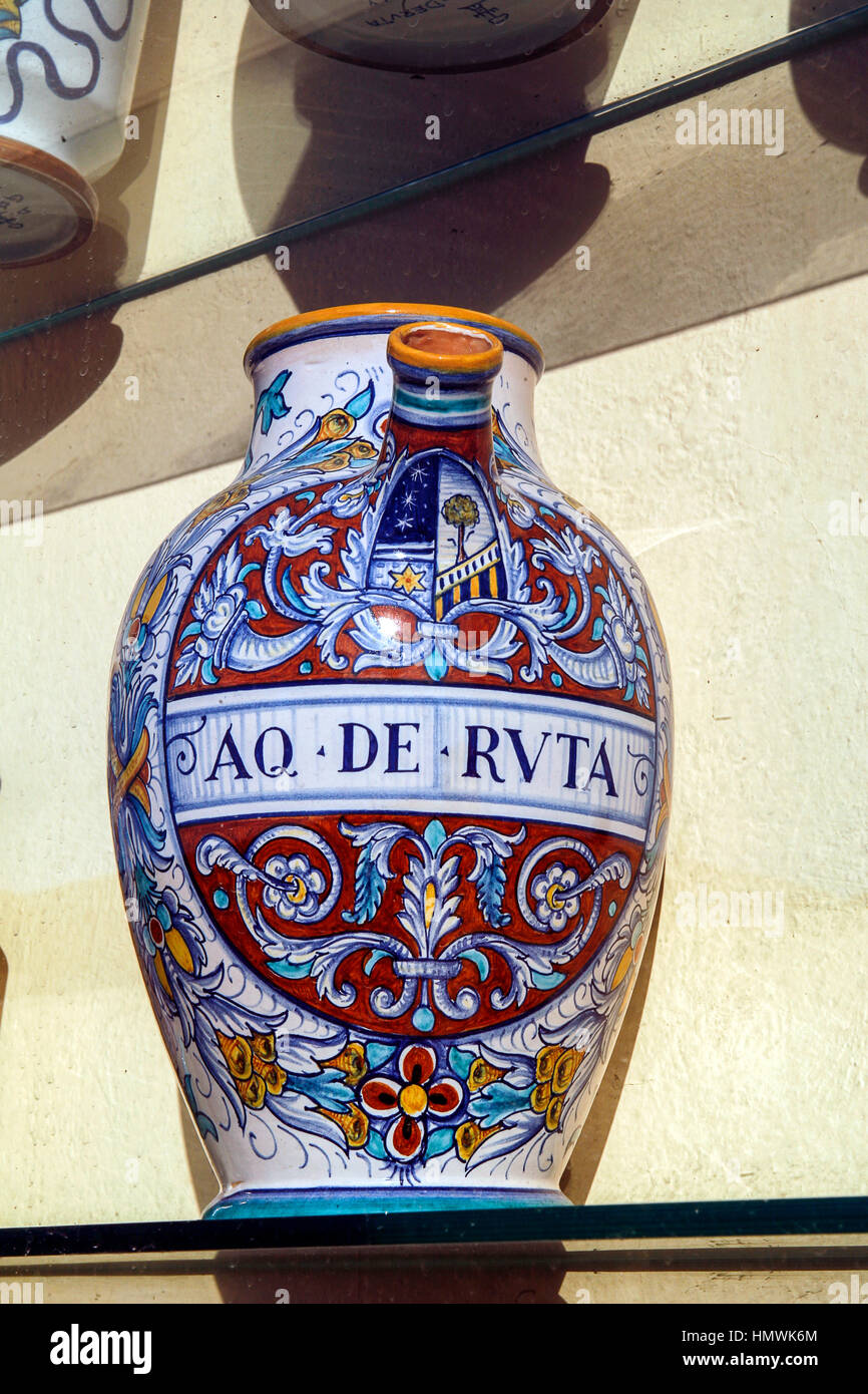Deruta vase hi-res stock photography and images - Alamy
