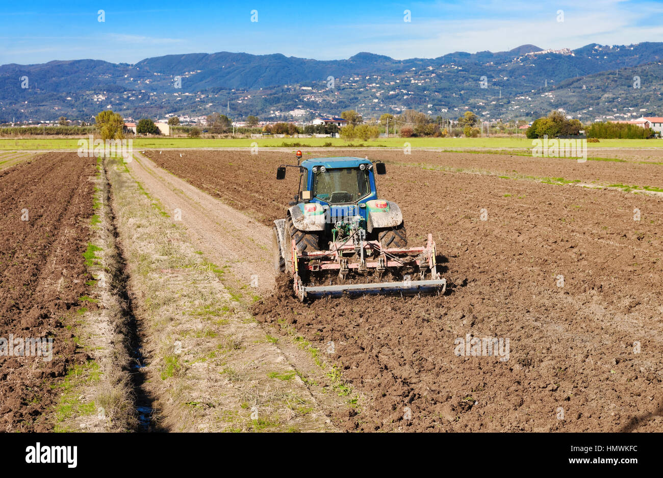 Farming tractors hi-res stock photography and images - Alamy