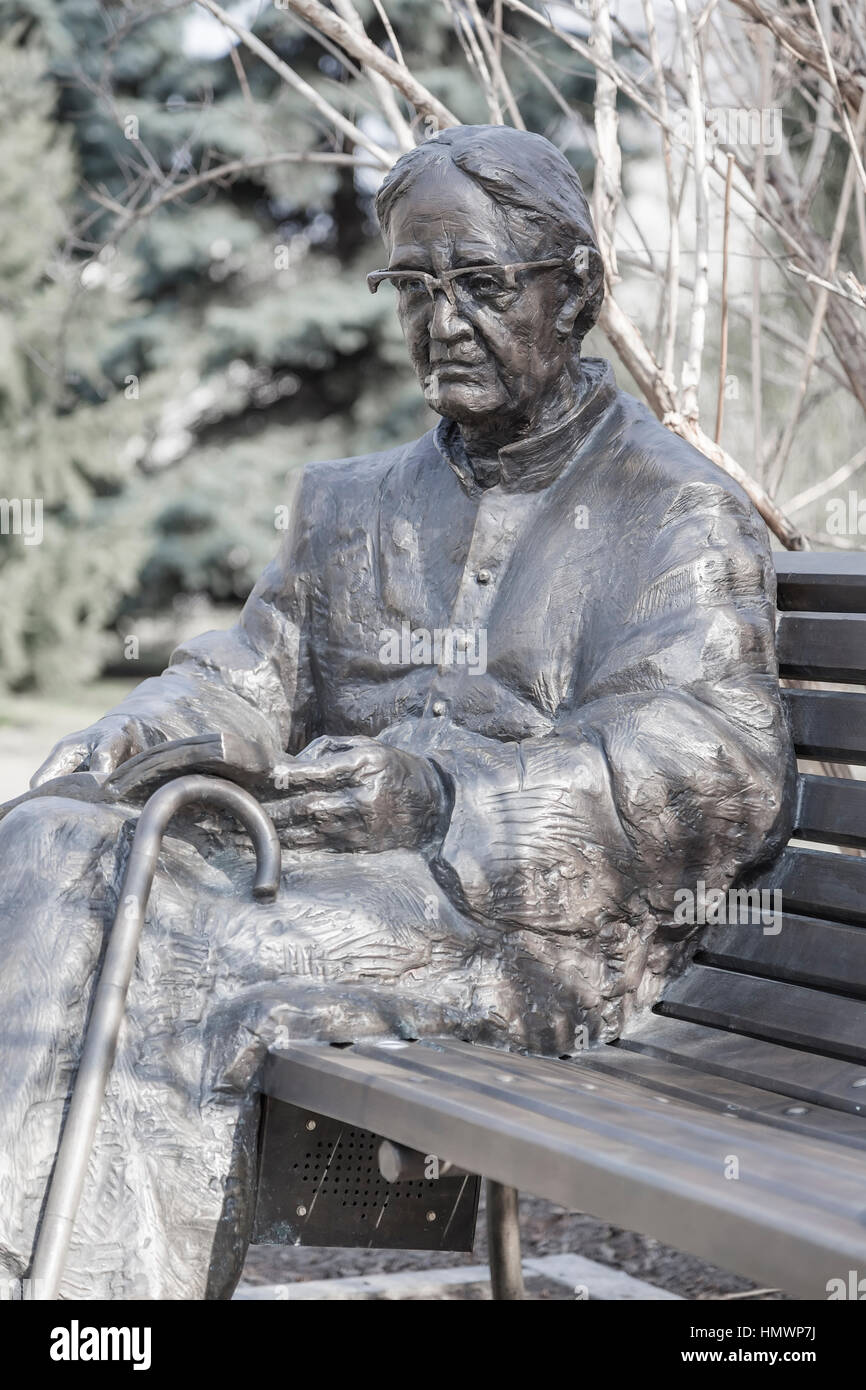 Reading man sculpture hi-res stock photography and images - Alamy