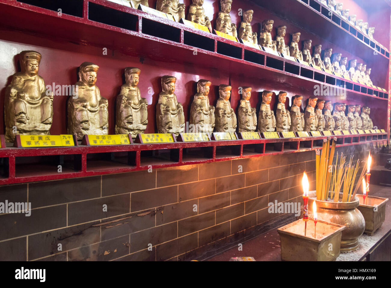 Chinese temple statues hi-res stock photography and images - Alamy