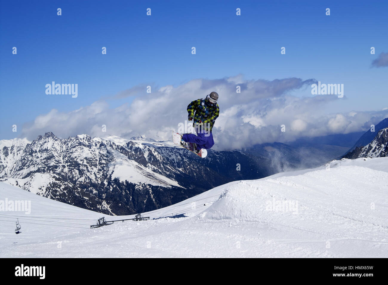 Person snowboarding on mountain hi-res stock photography and images - Alamy