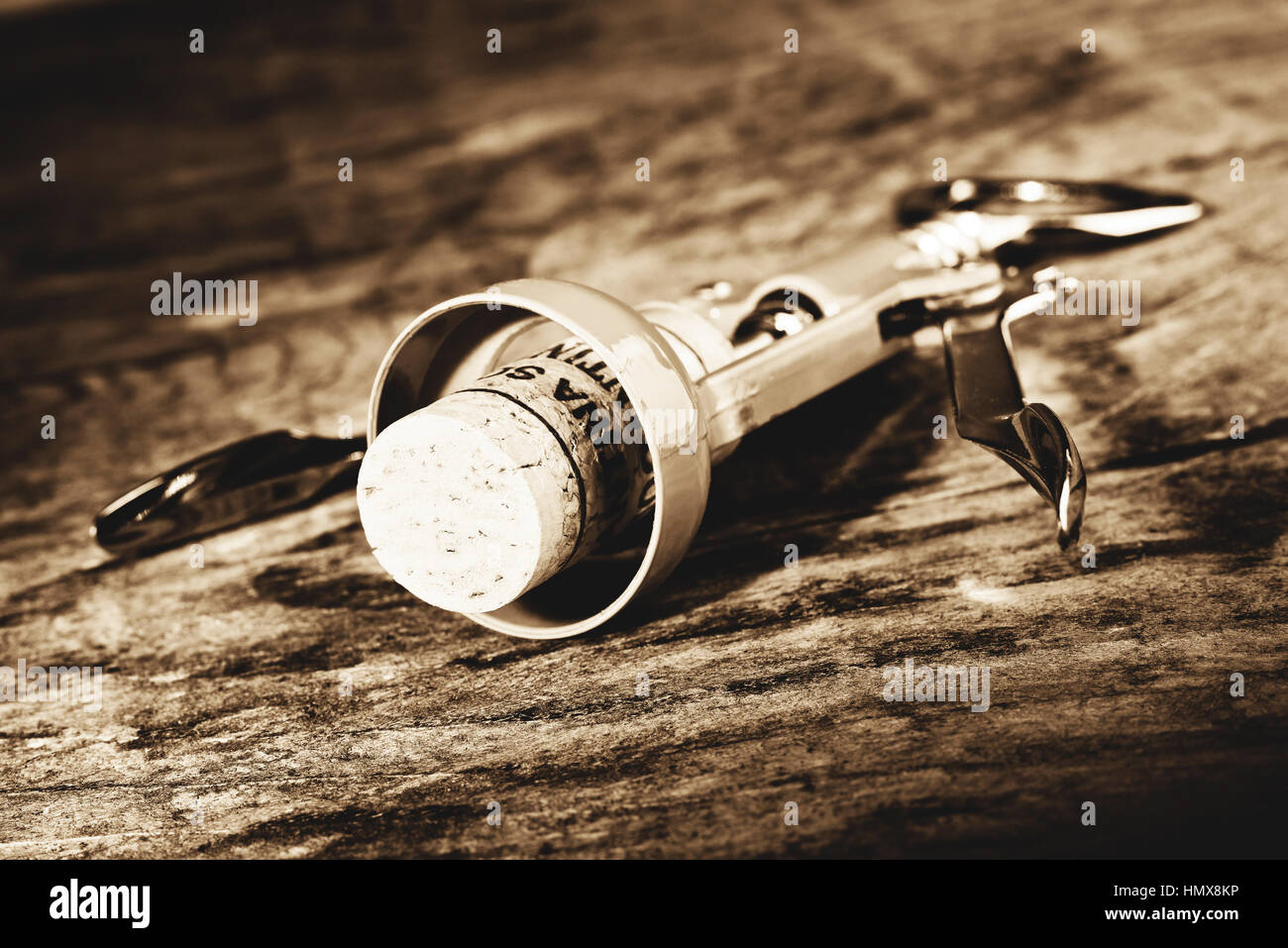 uncork wine bottle Stock Photo - Alamy