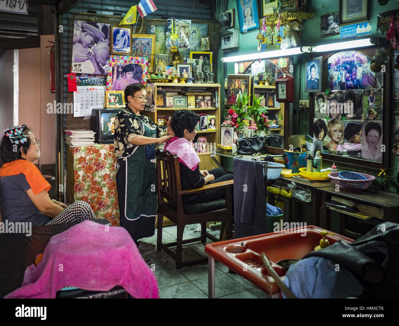 Mens barber shop woman hi-res stock photography and images - Alamy