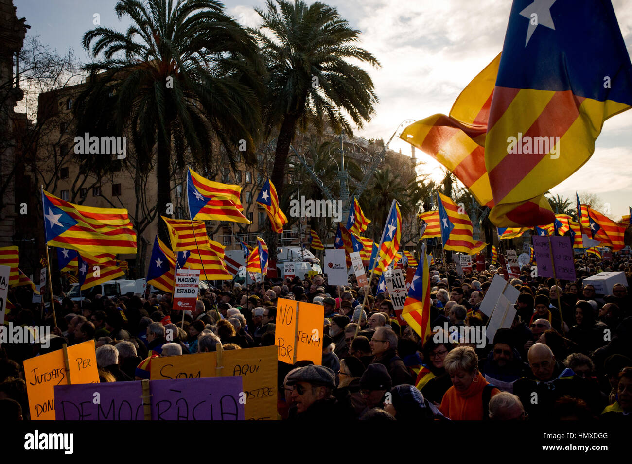 Barcelona, Catalonia, Spain. 6th Feb, 2017. Pro independence supporters ...